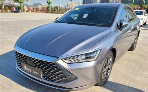 比亚迪超级混动一箱油跑1200公里,搭载刀片电池,相当于从北京一口气...