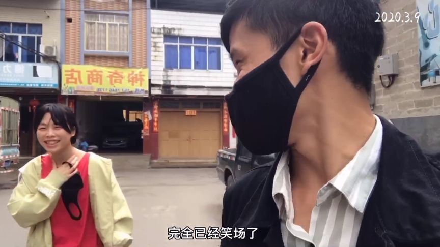 给00后女朋友办银行卡方便开通手机支付,让她出镜拍视频笑成这样