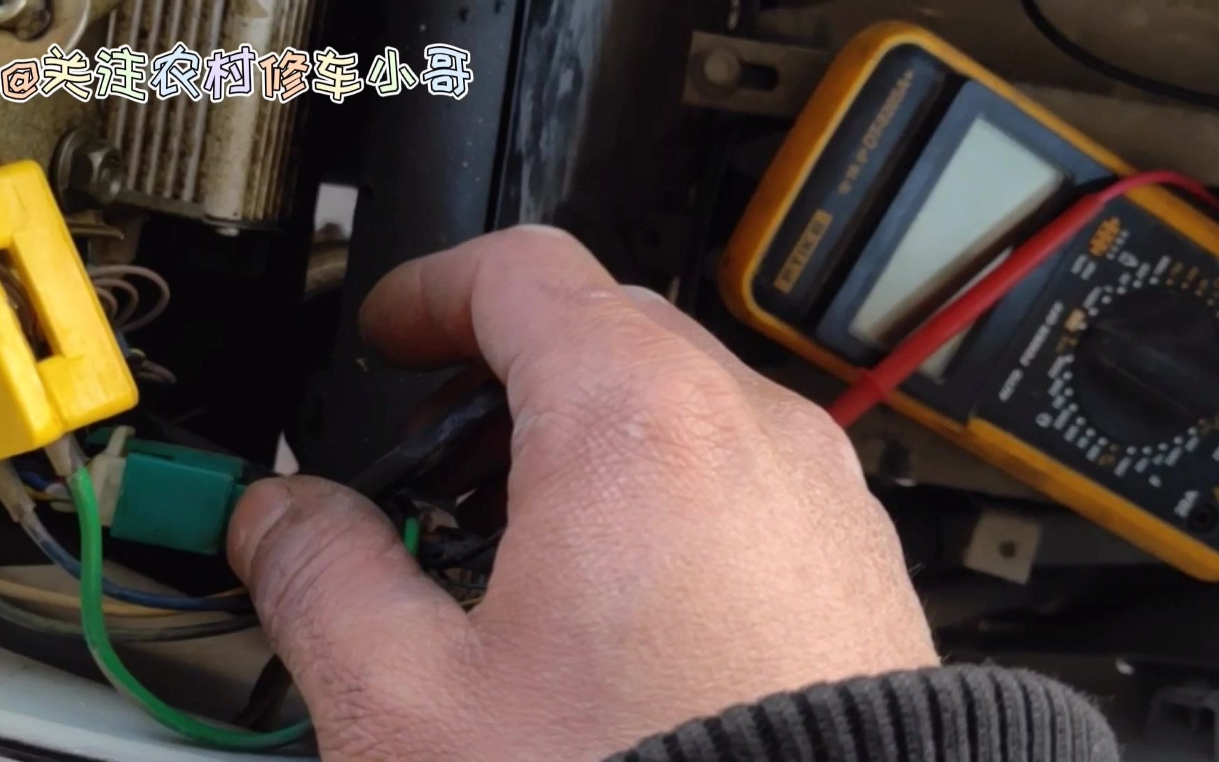 电动车早上骑还是好好的,突然就骑不动了,什么原因呢?用万用表一测就...