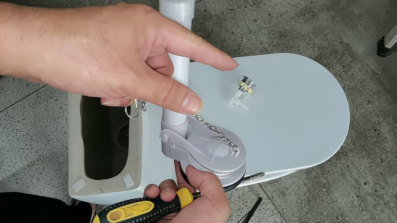 .b>马桶水箱配件排水阀安装.