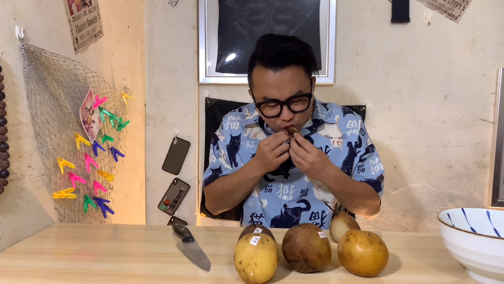 教你在家制作冻梨,帅小伙不知道选用什么梨,超市所有品种都选了