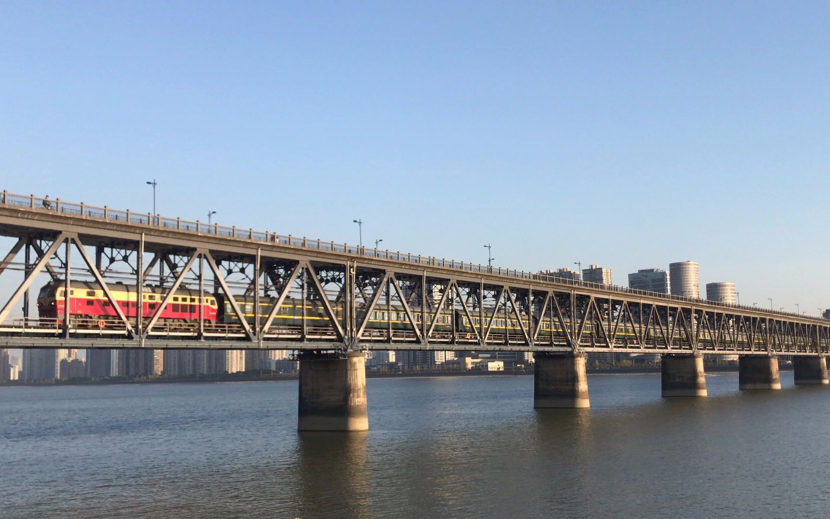 DF4D 0493 牵引 K466 次列车上行通过钱塘江大桥