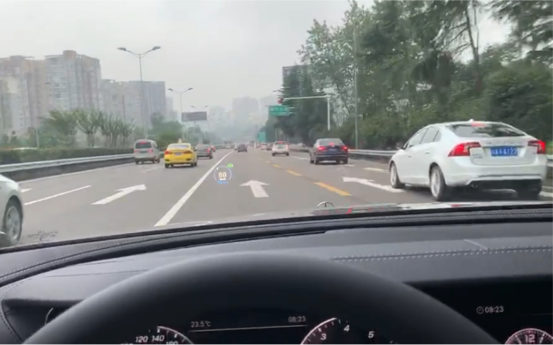 奔驰E级E300L体验带横向行人车辆探测的主动式制动辅助系统