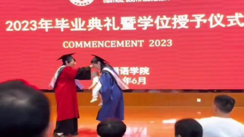 女硕士带着宝宝参加毕业典礼,宝宝举过毕业证书太有爱