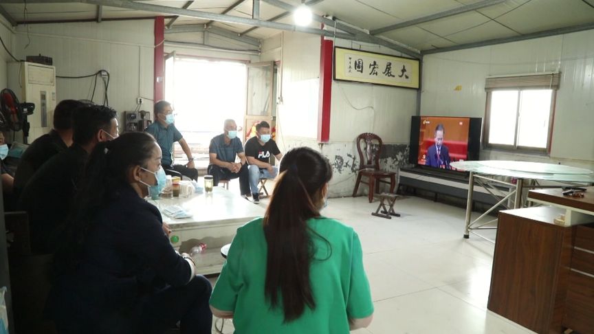 微山社区党员干部群众集中收看省第十二次党代会开幕会