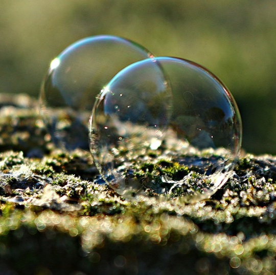 吹个大大彩色泡泡 