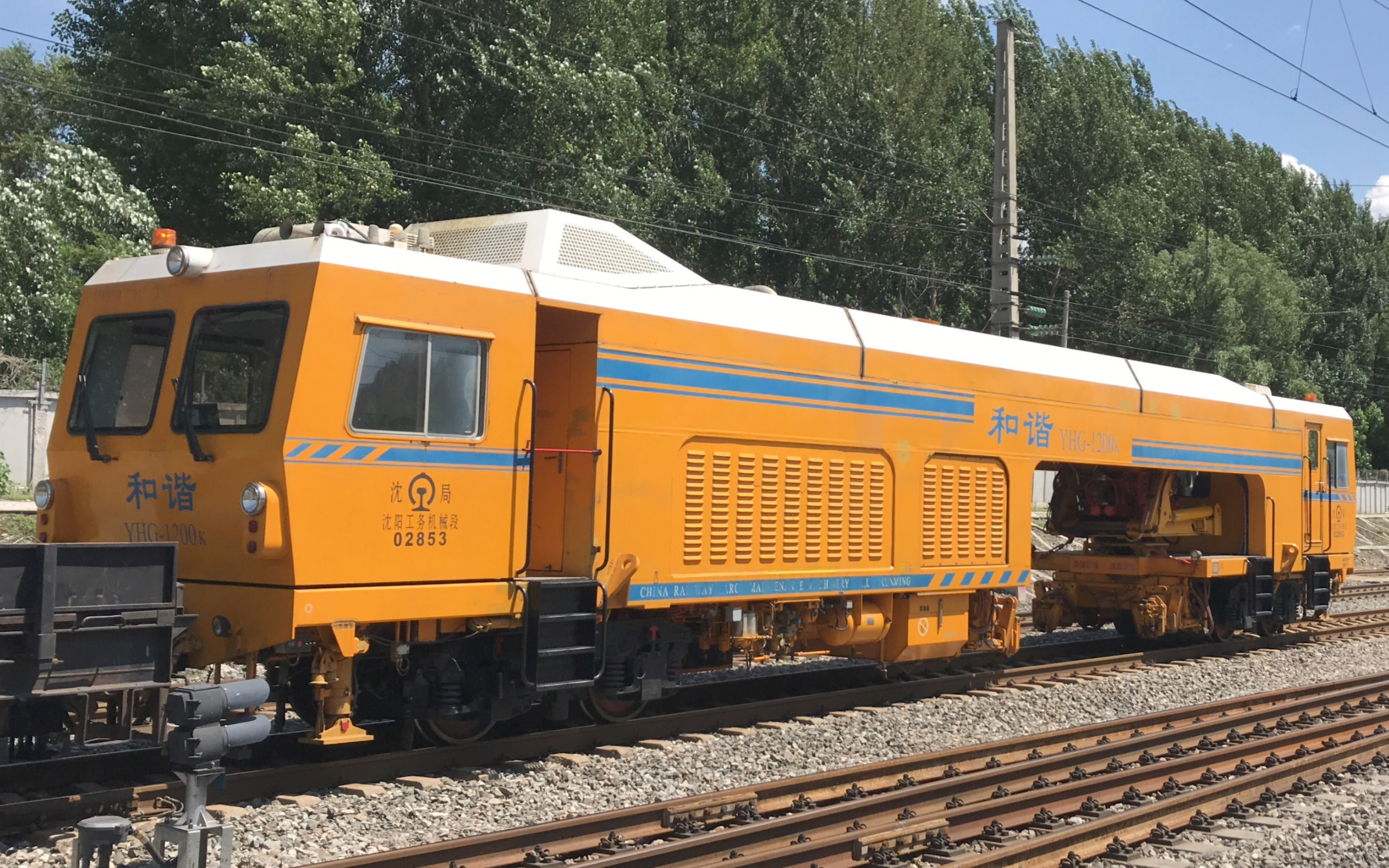 ...220型轨道车牵引中国铁建高新装备YHG-1200型移动式闪光焊轨车...