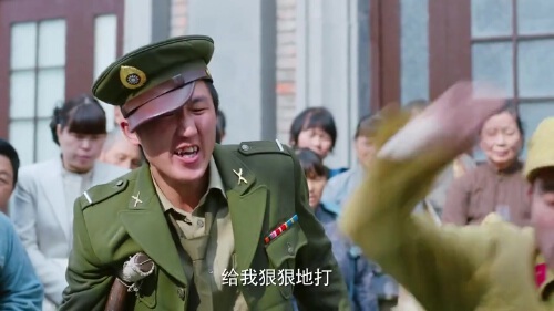 这些人当街打人,小伙看不惯,直接教他们做人