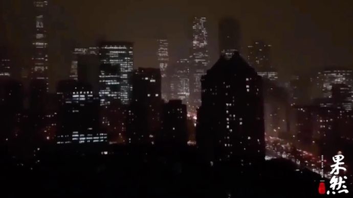 果然视频|北京暴雨来袭,白天突然切换“夜间模式”