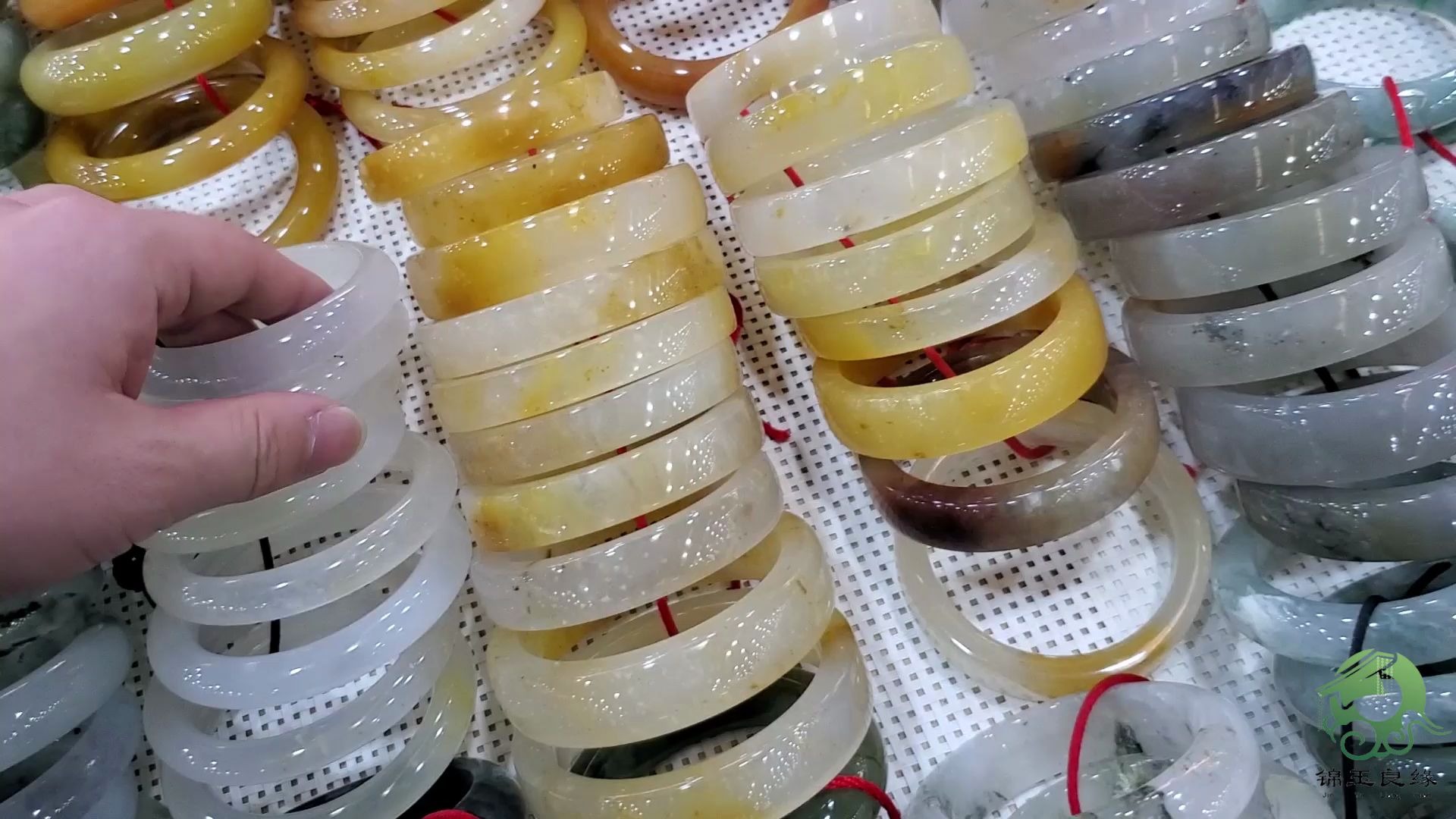 翡翠的衍生物水沫玉,外形却甚是相似,价值和冰种翡翠天上地下!