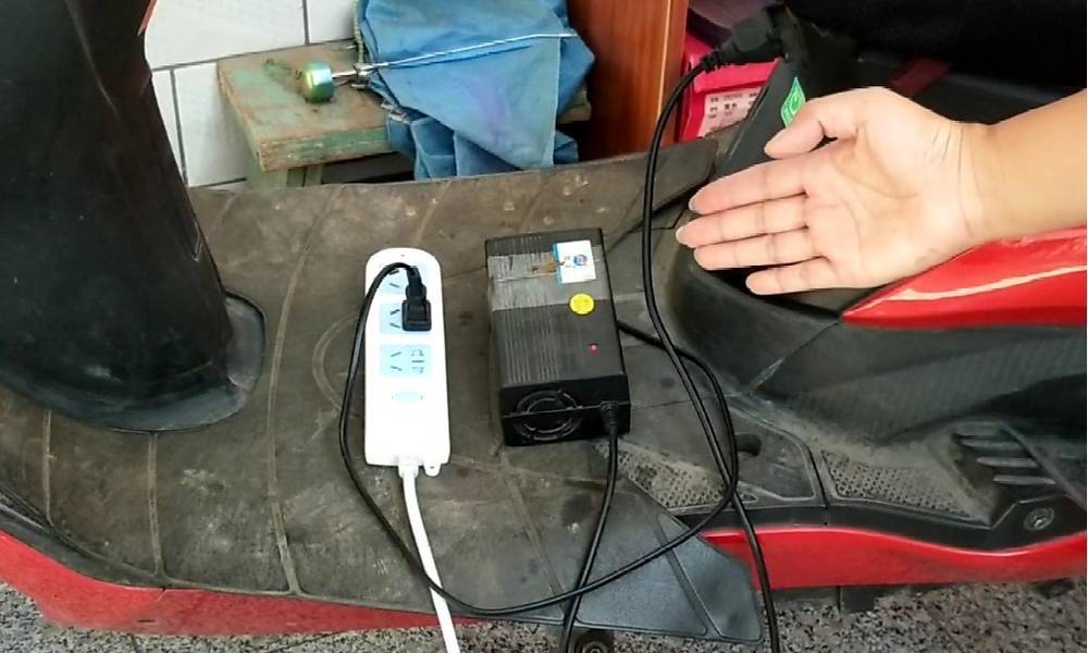 电动车充电,先插电池插口.