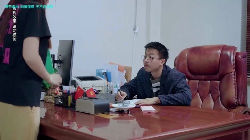 老板面试,问美女缺点是什么,美女的回答真有才,笑翻了