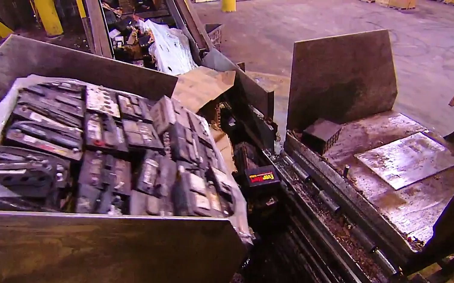 探访废旧电瓶回收厂,两分钟带你了解废旧电瓶的回收全过程