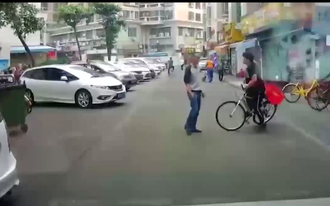 机动车、非机动车、行人实行分道通行。