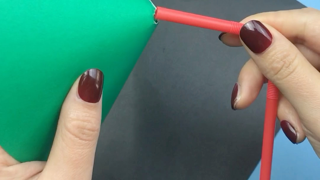 用纸卷个漏斗,插个吸管吹气,乒乓球就能悬浮在上面,娃爱不释手