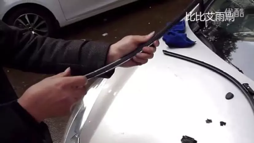 实拍标致308原装雨刷换胶条