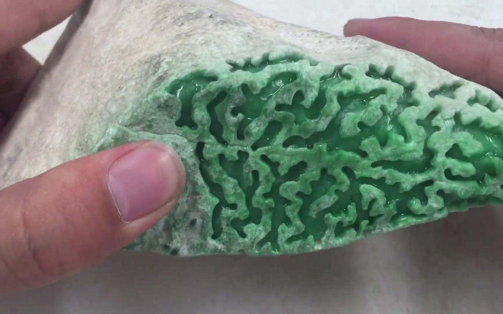 孙大哥3000就从夜市淘出满绿缅甸翡翠原石毛料视频-多利多赌石市场