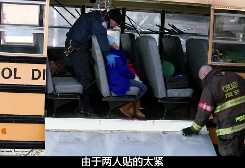 校车发生严重事故,两个孩子被钢筋扎了个对穿美剧芝加哥急救交通事故