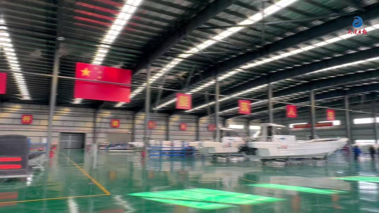 老船新造,产业起锚。大连海发船业3艘"木改钢"渔船即将交付。木船...