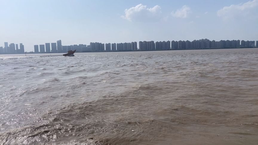 观钱塘江大潮,虽然没有拍到及时的,看着还是壮观