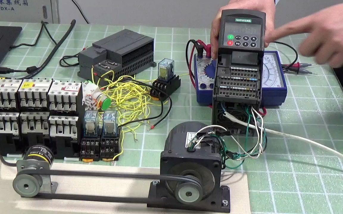 ...2变频器操作及参数设置数字量输入变频器调试视频孟星宇主讲教程...