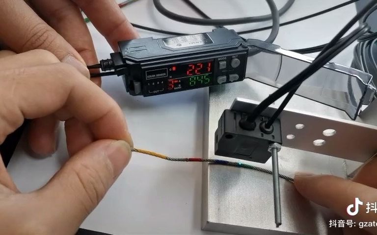 颜色传感器筛选不同颜色的电线智能检测 生产自动化