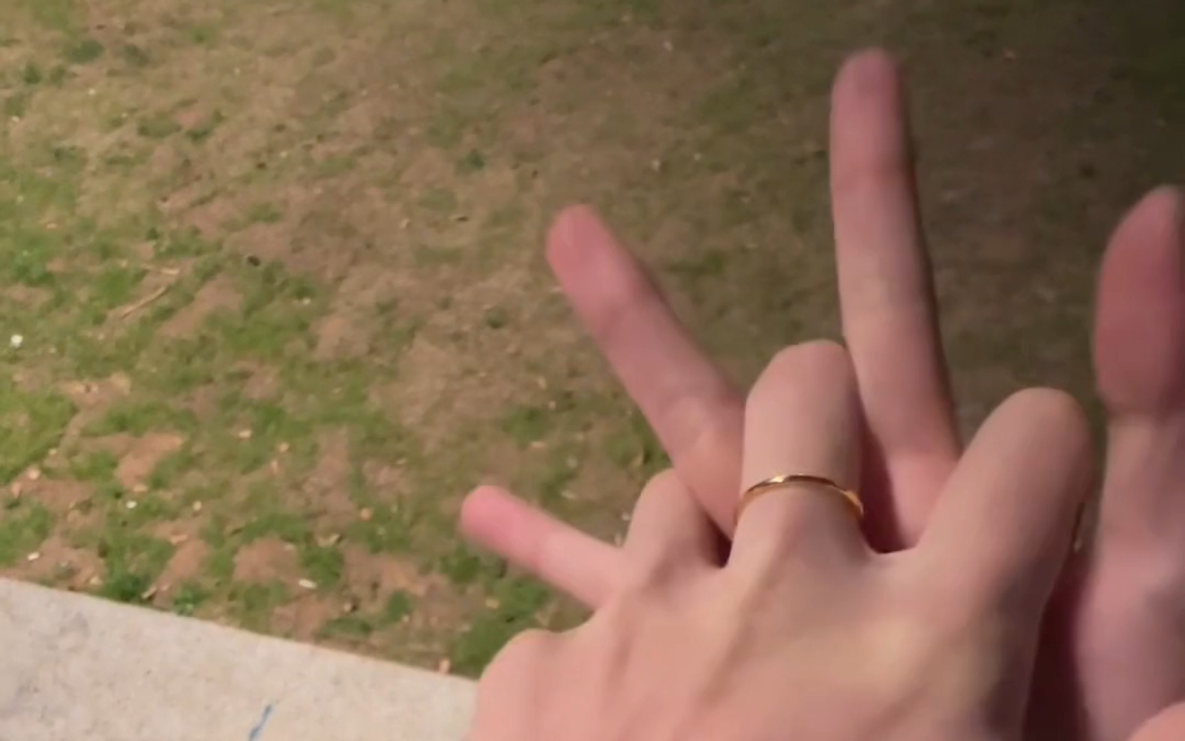 给男朋友的惊喜 偷偷买了戒指 骗他拍比心照片