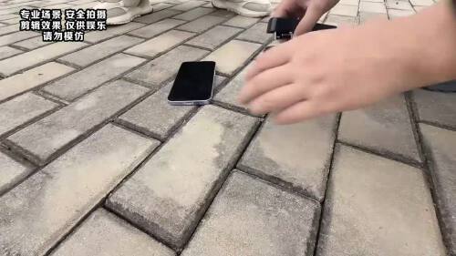 用订书机修手机?这波神操作让维修店都傻眼了!