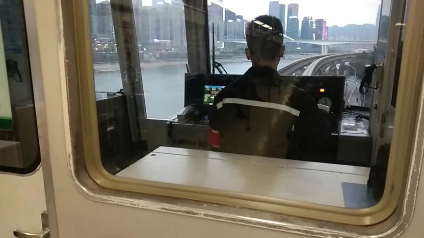 实拍重庆轨道交通2号线轻轨,开往临江门,帅哥认真操作着驾驶室