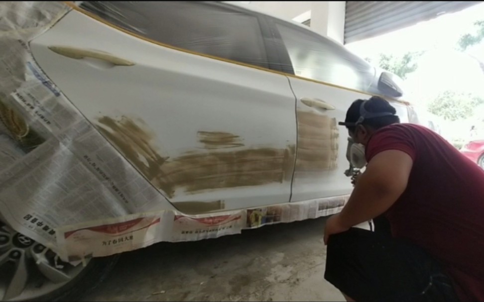 5小时挣300块钱真的很好吗?听听修车小伙怎么说,汽车喷漆全过程