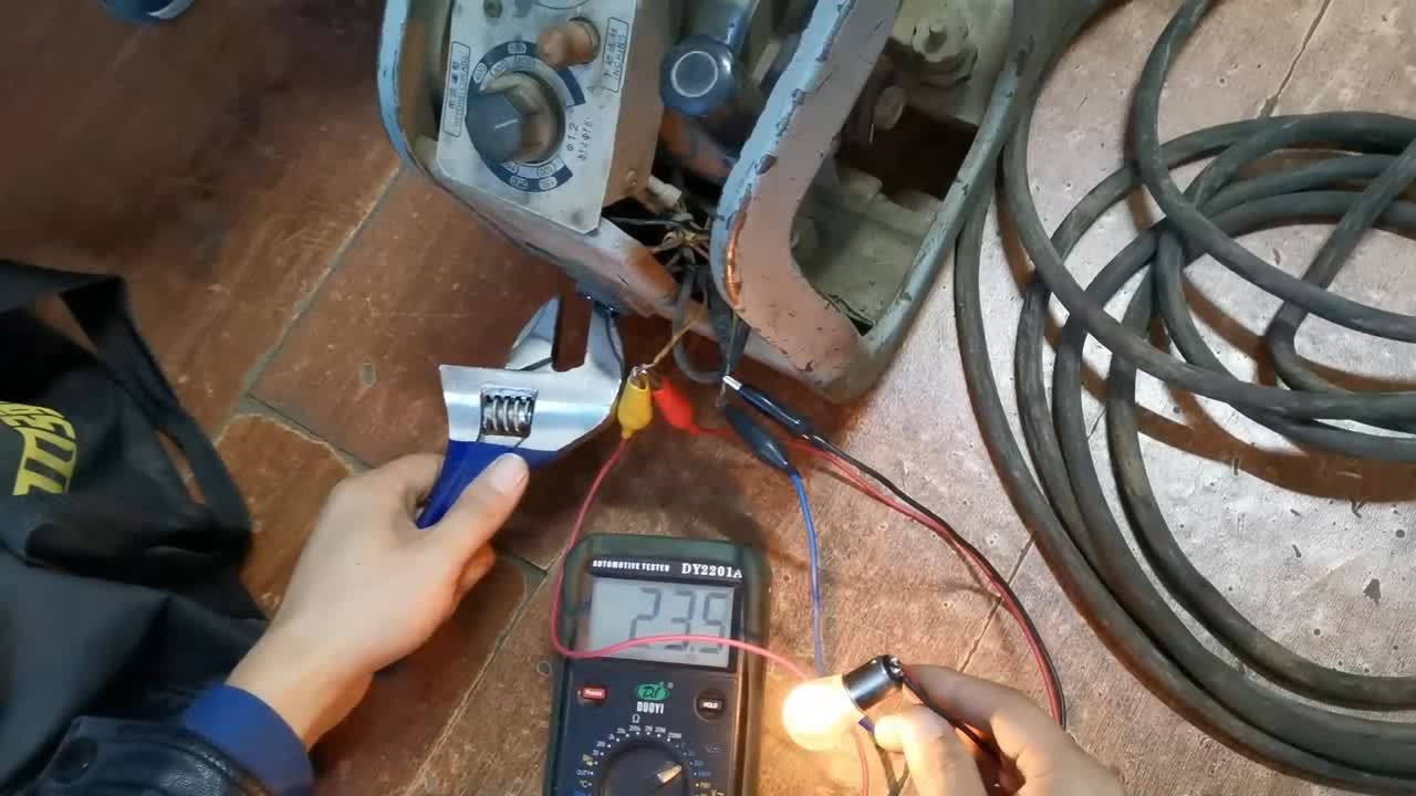 二氧化碳气体保护焊机维修实例!送丝机电磁阀故障的.