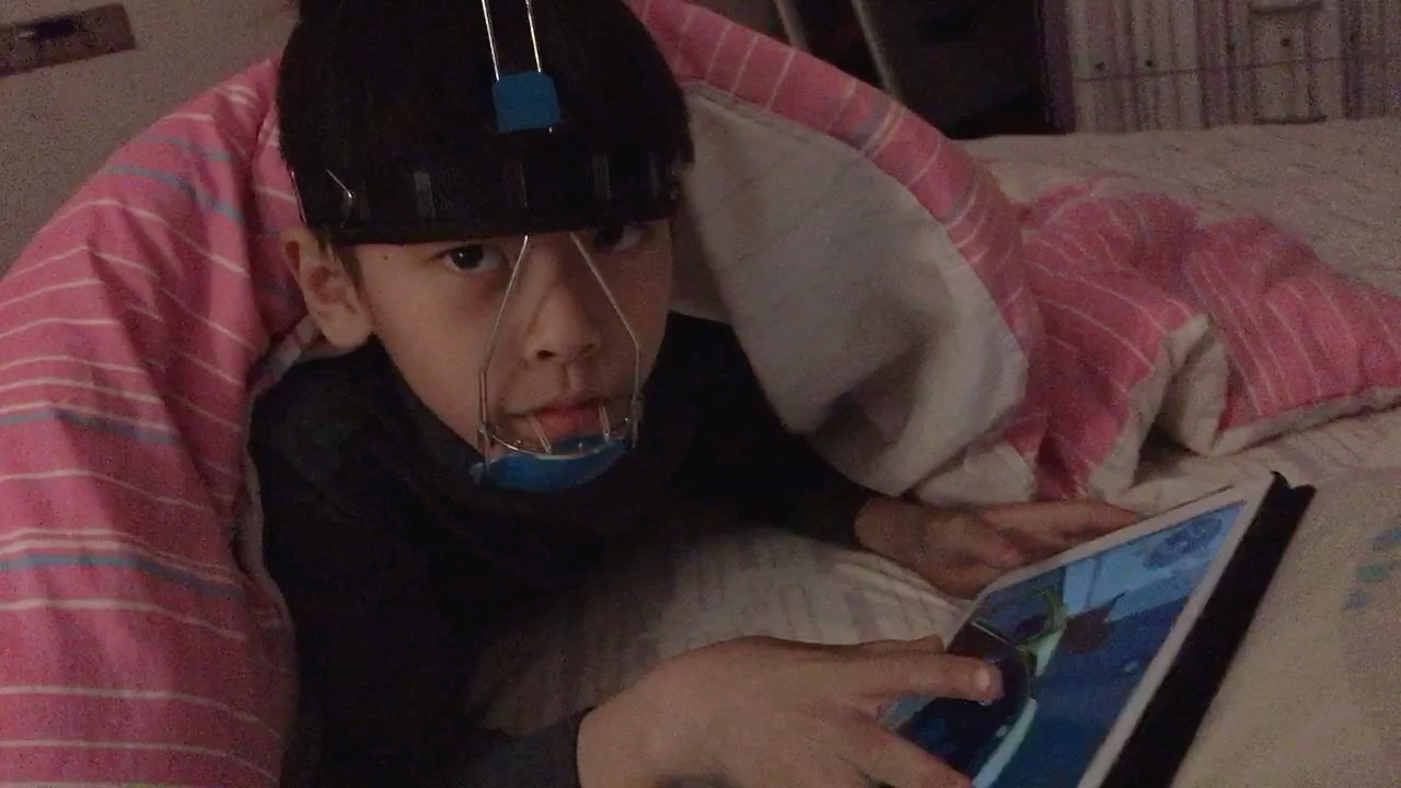 家里的小学生平时上学喊不醒,放假醒的比谁都早