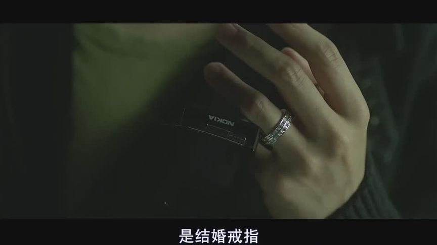 戒指本来是戴在无名指,镜头一换就戴在中指,穿帮
