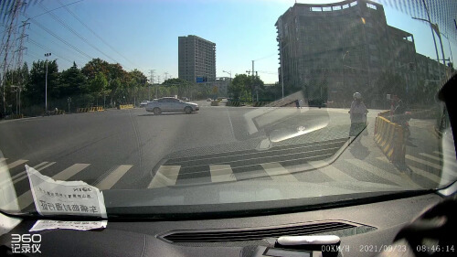 不看车也要看下信号灯吧?