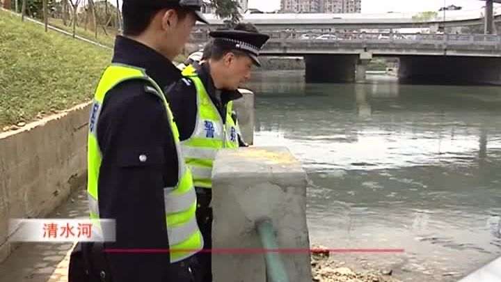 老人河道抓螃蟹,捡到一只“冲锋枪”,是一只仿真模型枪