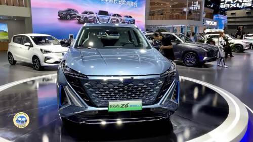 2023款长安欧尚Z6 iDD实车首测!外观内饰全揭秘,科技感爆棚