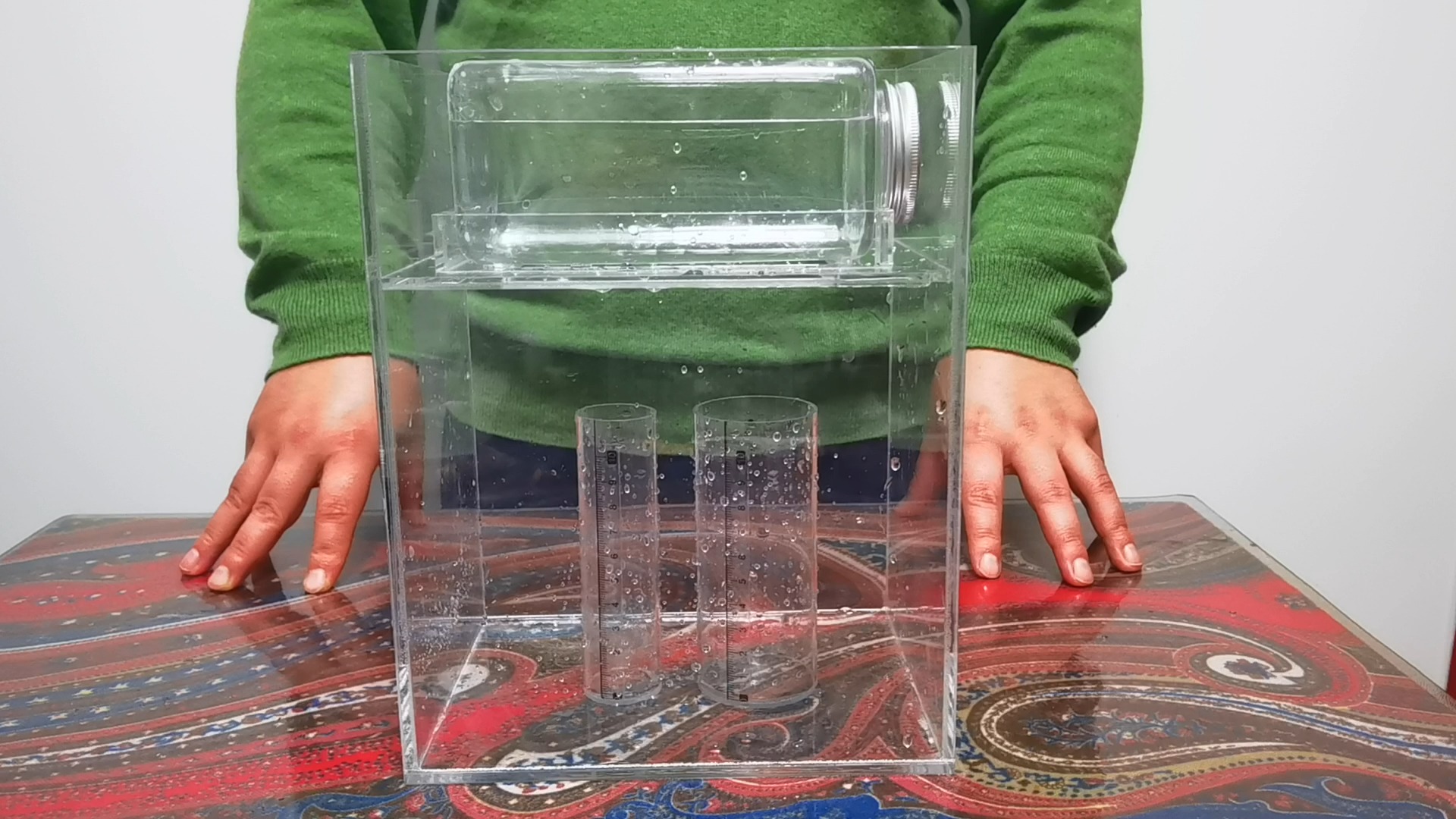 不同口径雨量器测量降雨量实验教具——刘屹