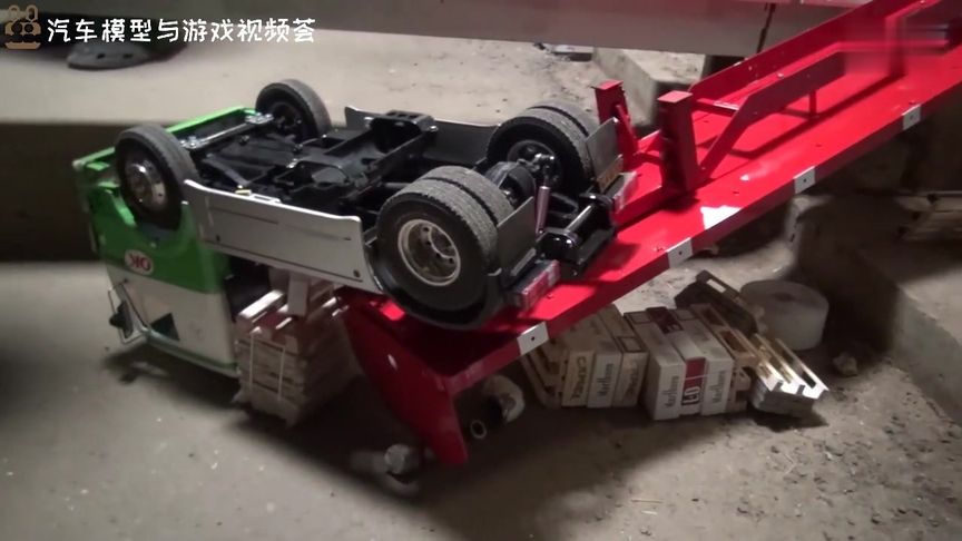 模型——遥控半挂卡车操作不慎,翻车了