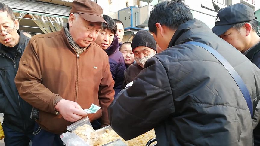 25元1斤的梨膏糖,老板一来就被顾客围起来,它到底有哪些功效?