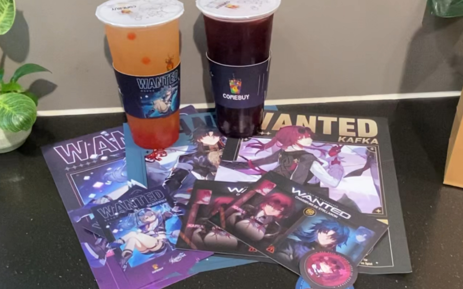 【卡芙卡/刃】星核猎手联动奶茶,笑死,包装上有个银狼小人_崩坏