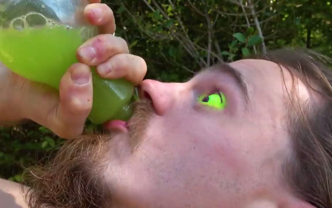 现实中的绿巨人变身!人绿了!