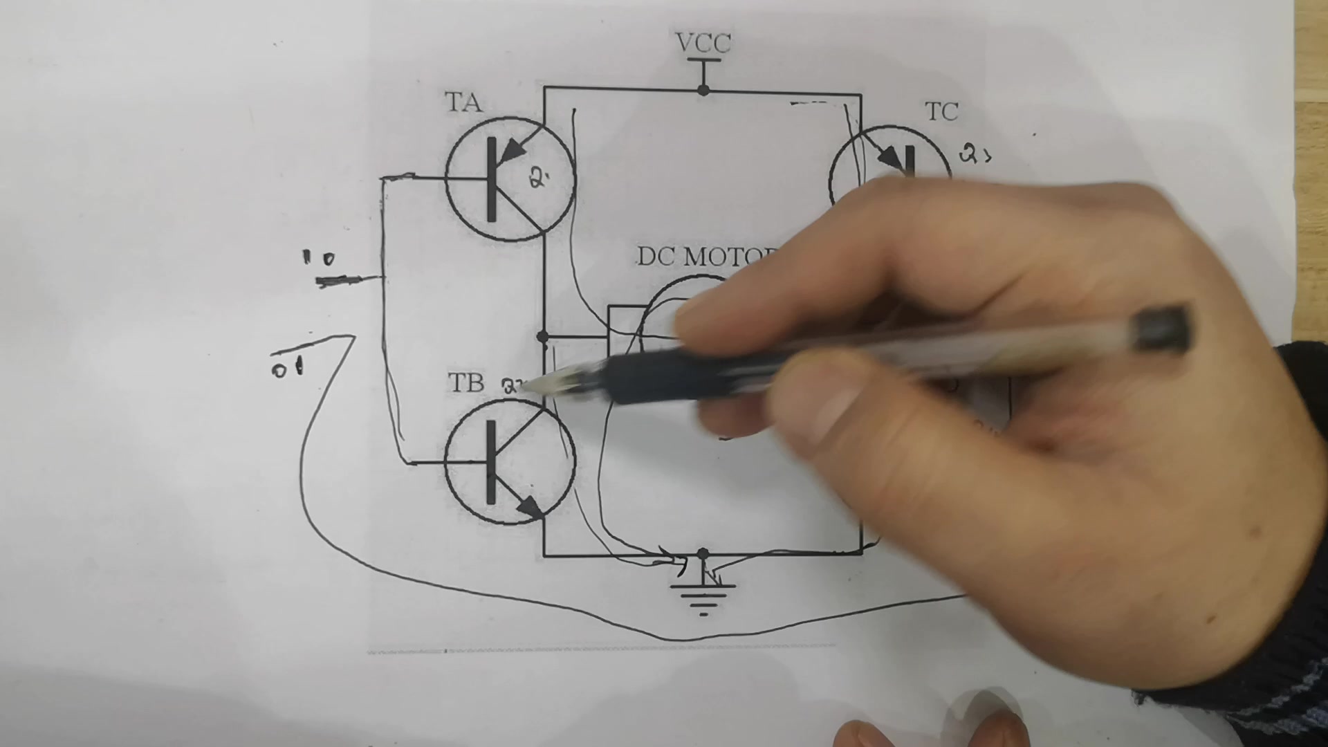 用4个三极管来实现电动机正反转的电路,H桥的工作原理