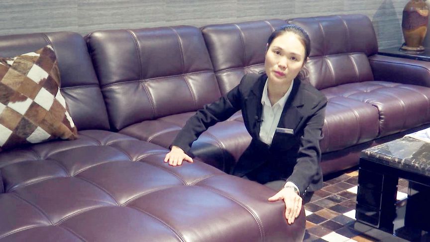 还是家居顾问有经验,运用看、闻、摸、压四种方法辨别真皮沙发