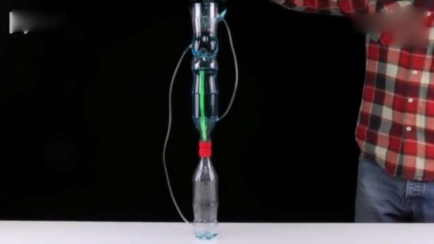 用3个塑料瓶,就能做成一套循环水装置,不可思议的一幕!
