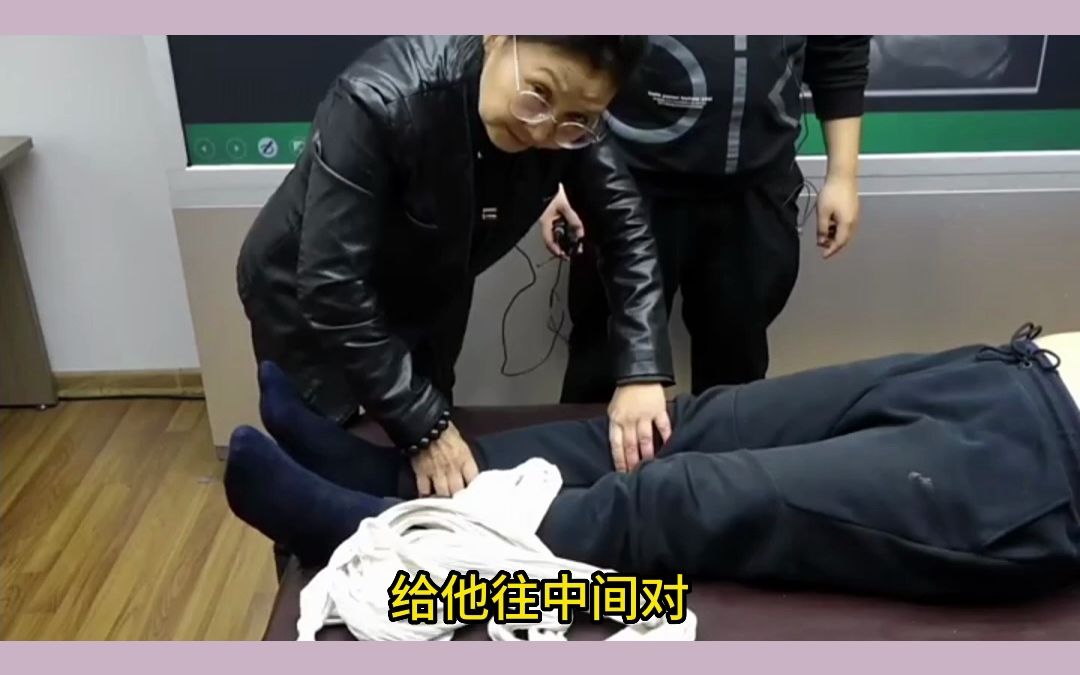 拧毛巾式接骨找准位置配合咳嗽进行操作
