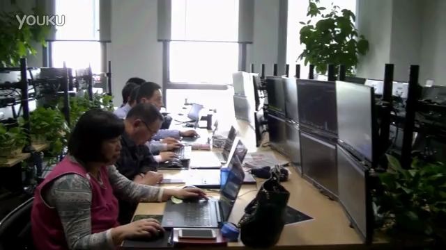 侯婷婷期货操盘办公室;期货高频炒单需要几个显示屏?看一分钟k线