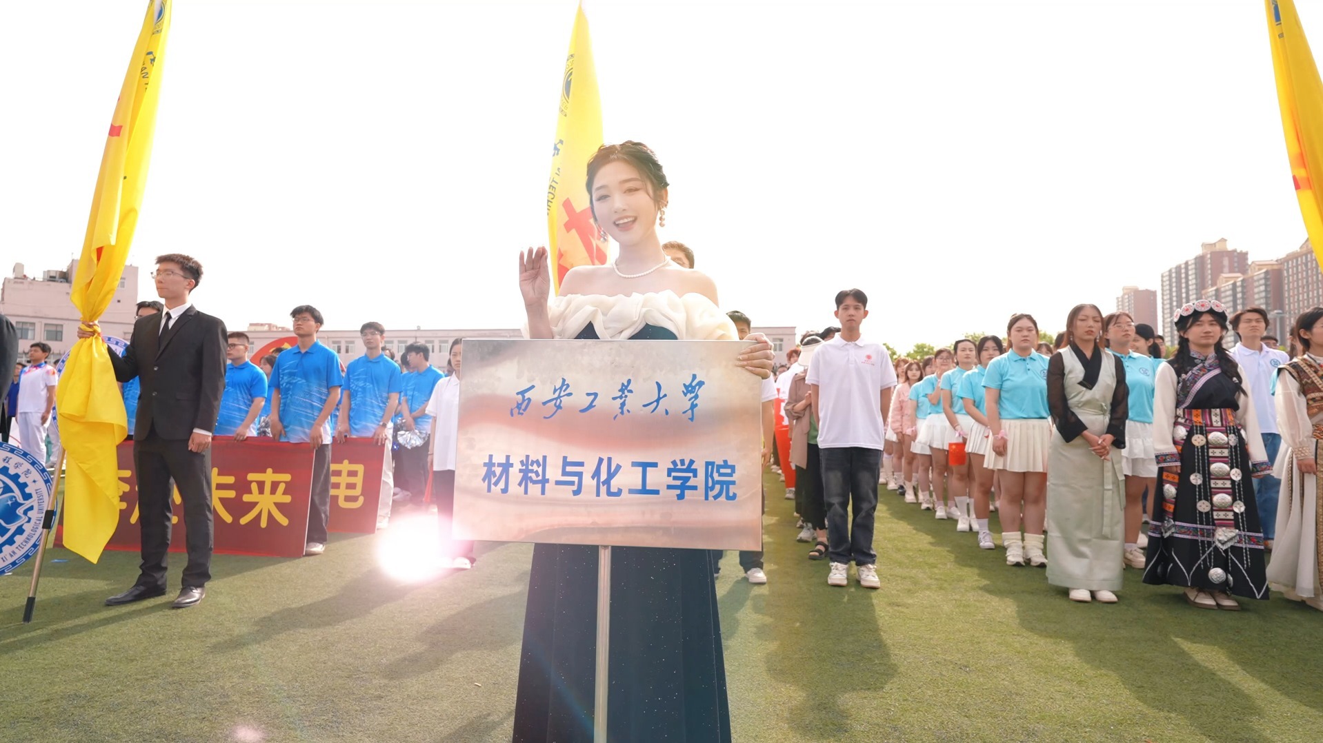 风华正茂,C位出道!青春洋溢的运动会领队,满屏都是甜甜的味道。--西安...