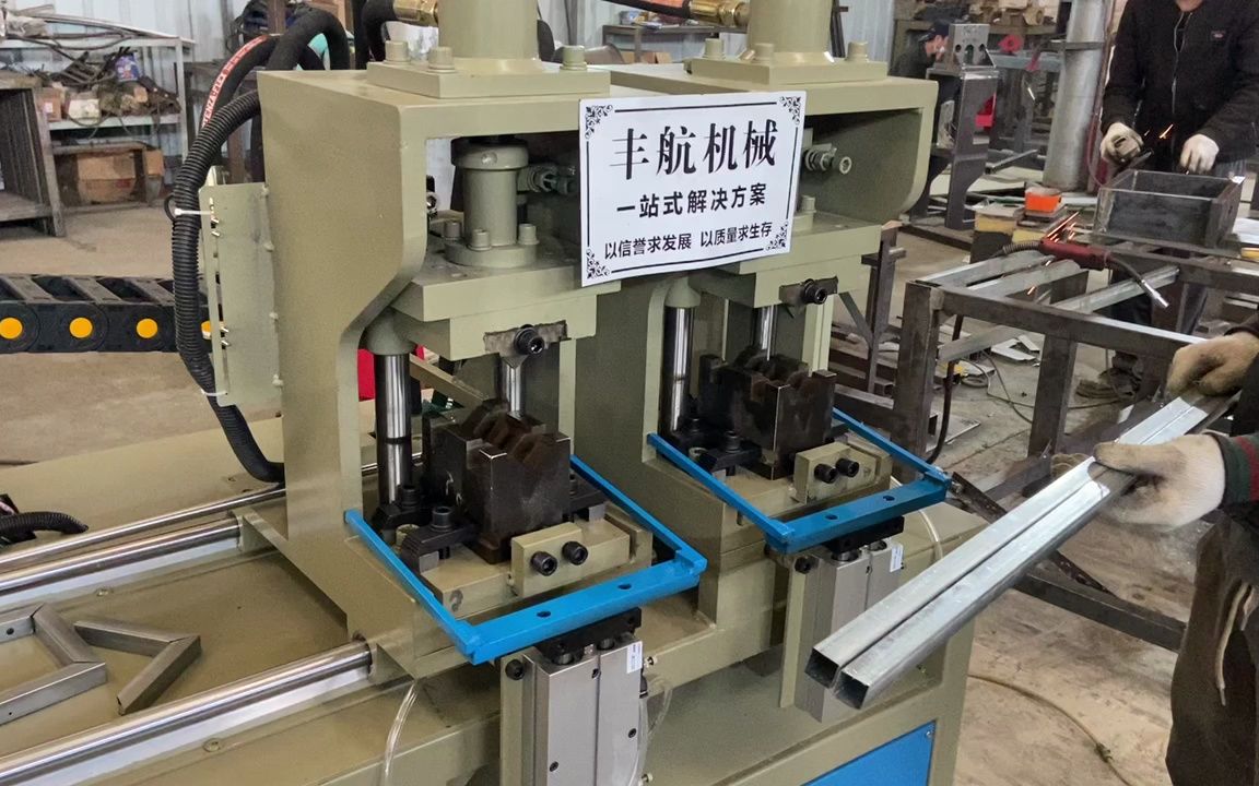双工位双管冲角,老师傅教你不用画线方管一次切双管双45度角机真长...