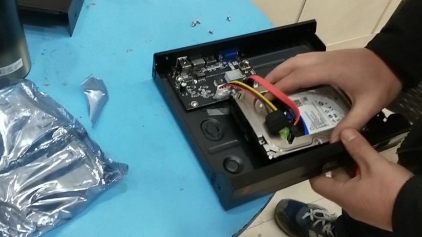 这是什么东西,黑盒子里面装个硬盘?