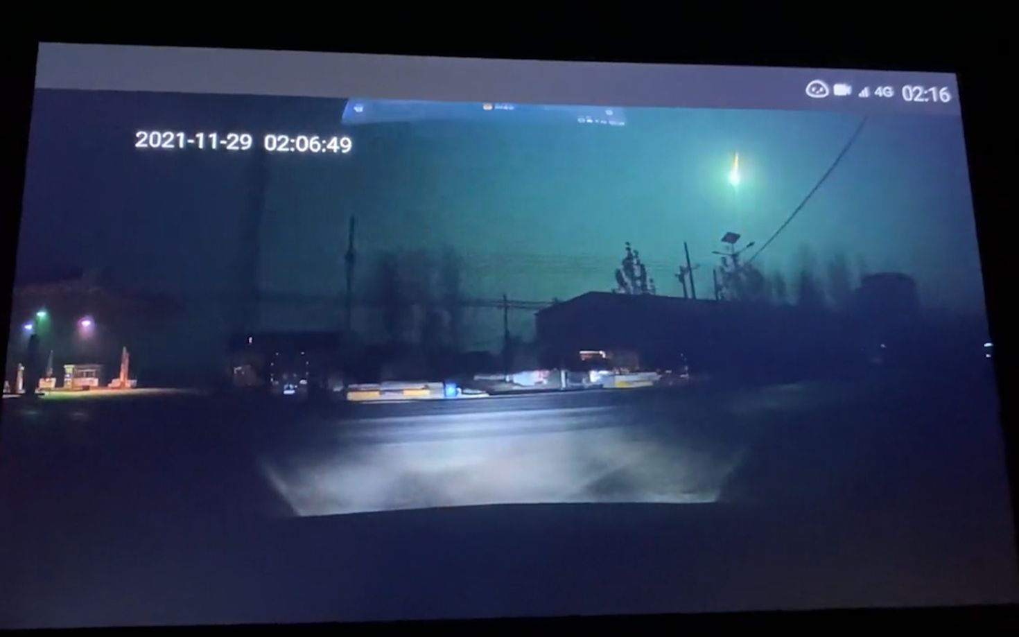 河南多地深夜拍到不明物体坠落:头部蓝光尾部黄光 疑似低空炸开